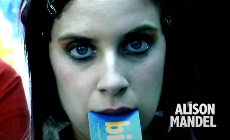 Así lucía Alison Mandel con un irreconocible look en su actuación en Transantiaguinos